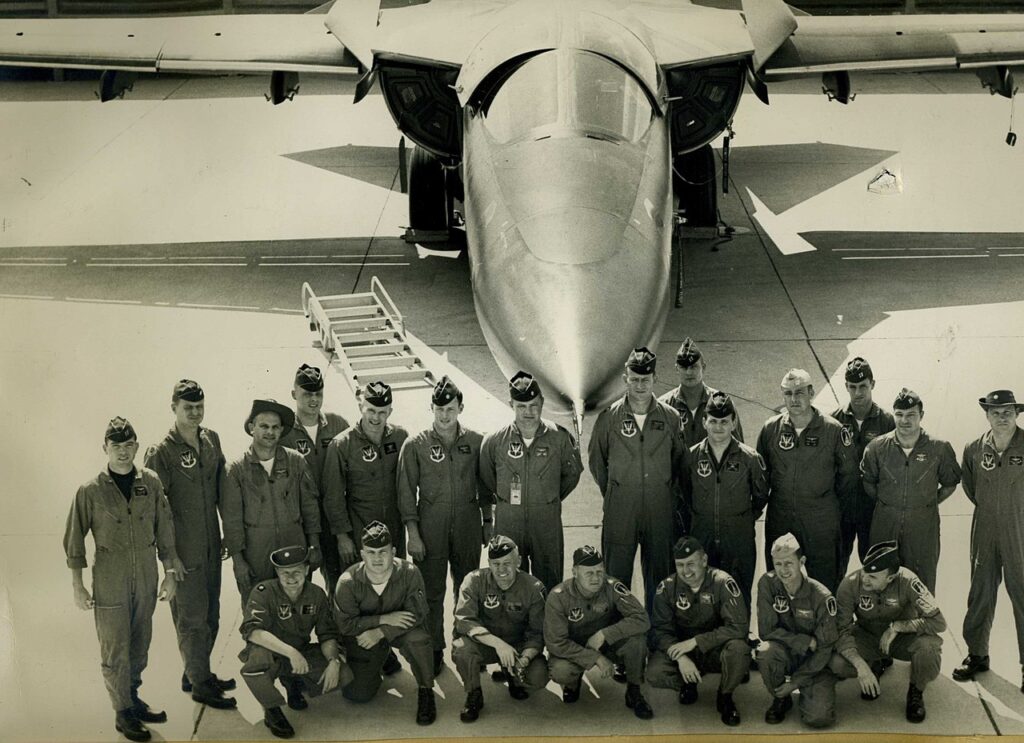 Combat_Lancer_428TFS_Det.1_Flightcrews_Takhli_RTAFB_March_’68 | This ...